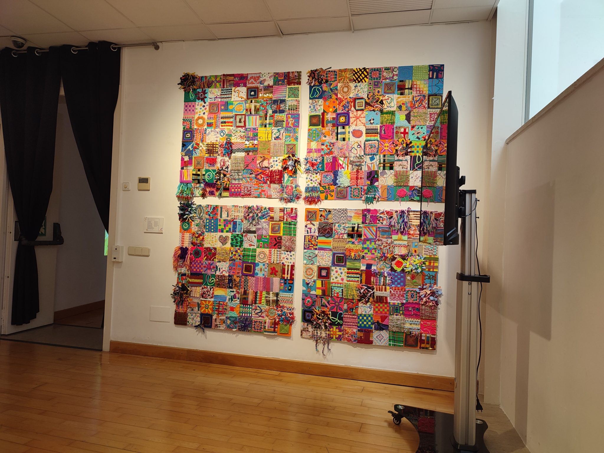 Més de 300 alumnes de primària exposen la peça col·lectiva d’art tèxtil ...