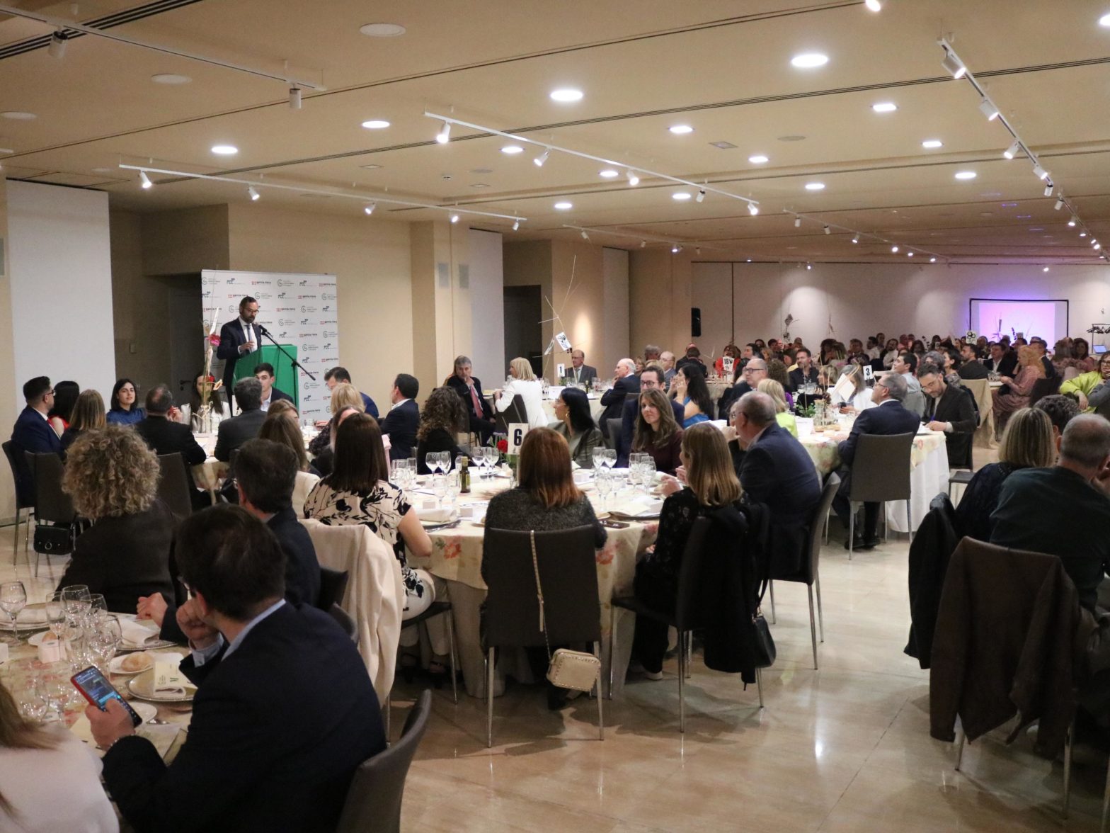 El sopar solidari de l’Associació Contra el Càncer a Tarragona recapta ...