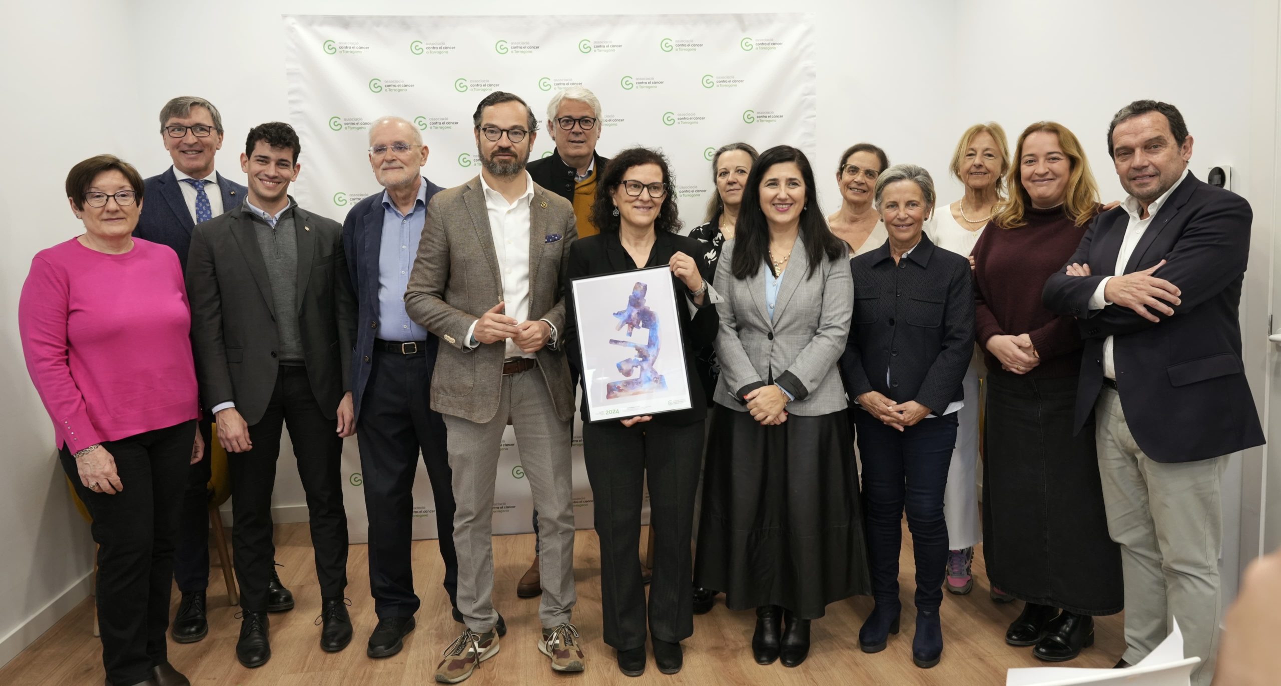 L’Associació Tarragona Contra el Càncer atorga una beca a la Dra ...