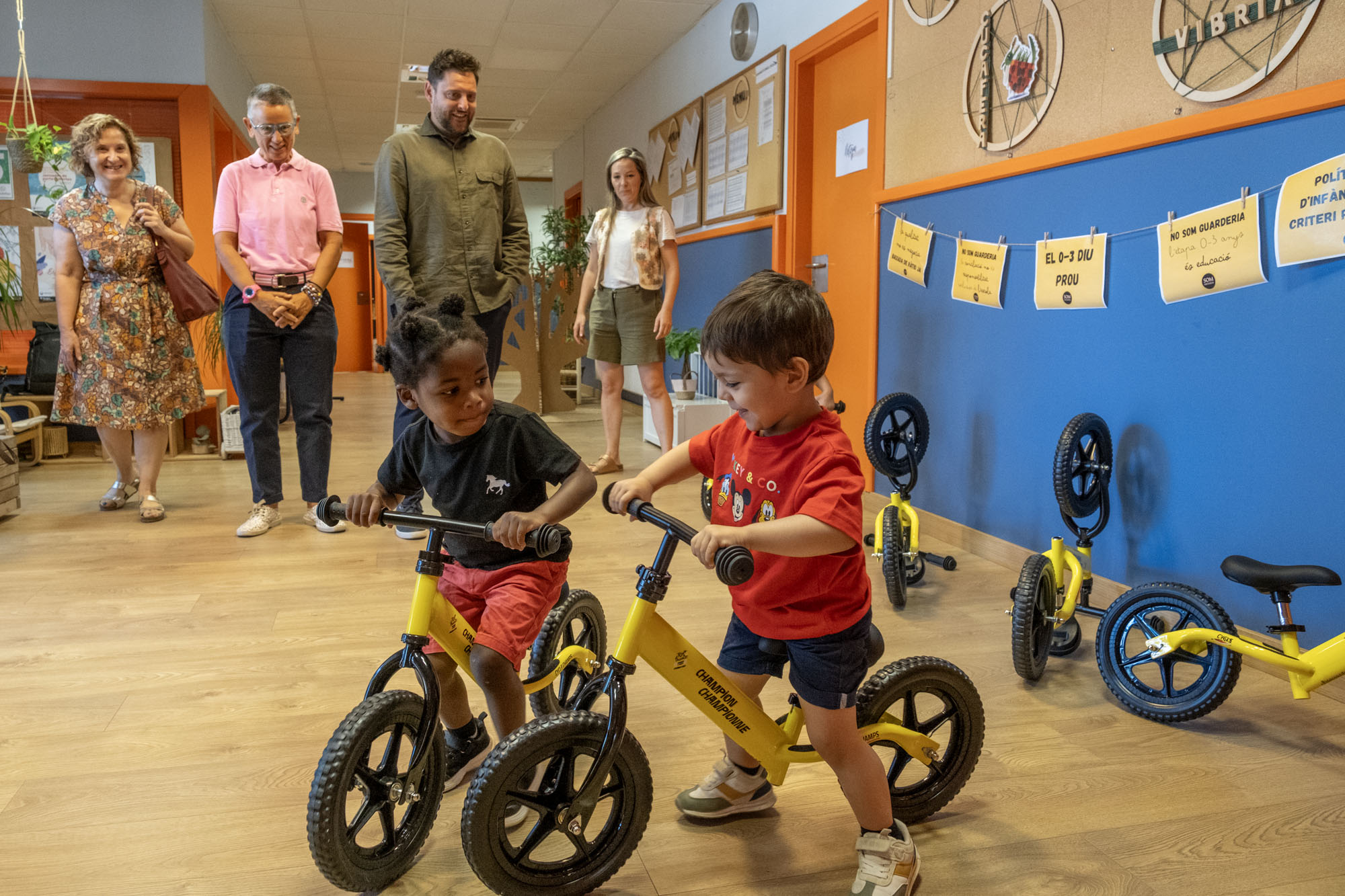 Les llars d’infants municipals reben 50 bicicletes sense pedals amb ...